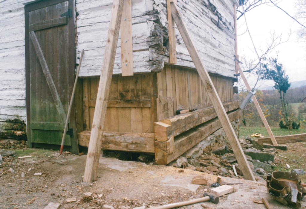 Log cabin repair - Handmade Houses with Noah Bradley